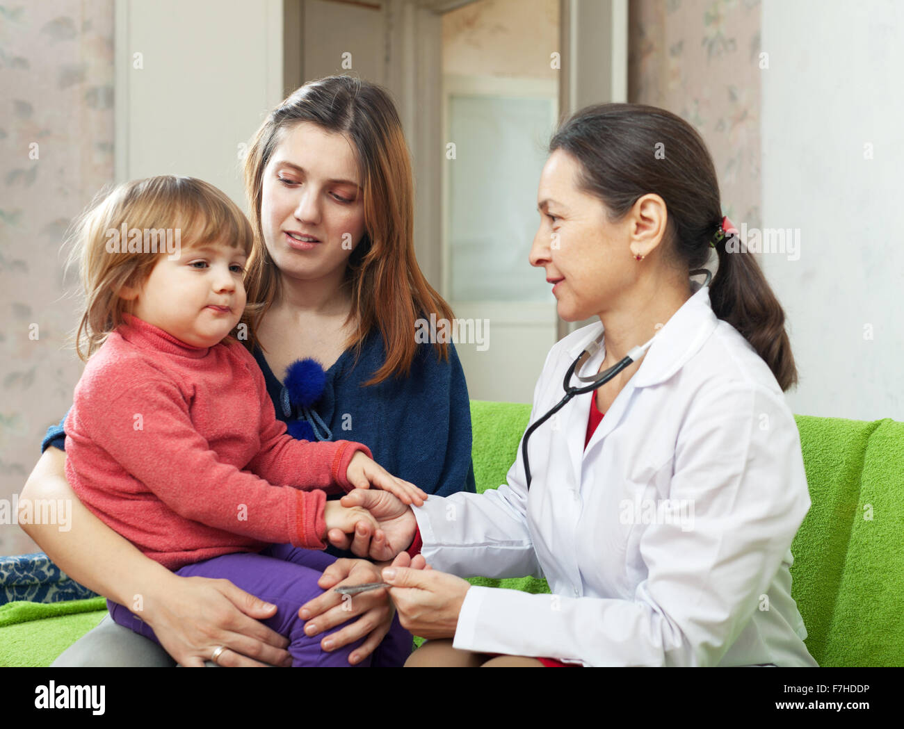 Medical examination childrens home hi-res stock photography and images ...