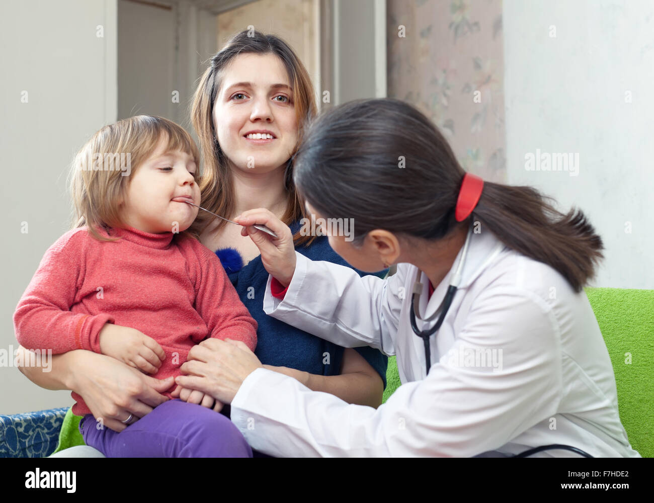 Medical examination childrens home hi-res stock photography and images ...