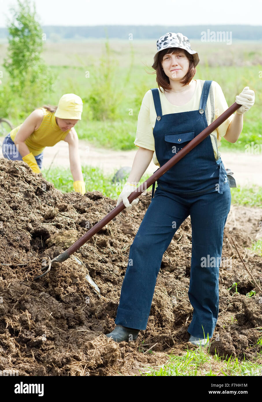 Digging in manure hi-res stock photography and images - Alamy