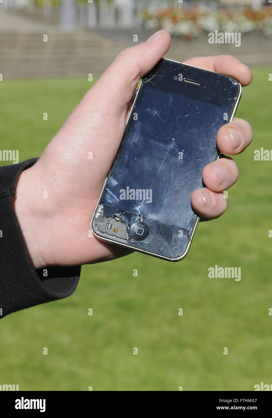 Damaged Apple IPhone 4 with cracked screen Stock Photo - Alamy