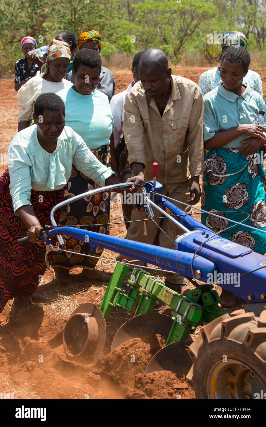 MALAWI, Lilongwe, hand tractor training for women small scale farmer ...