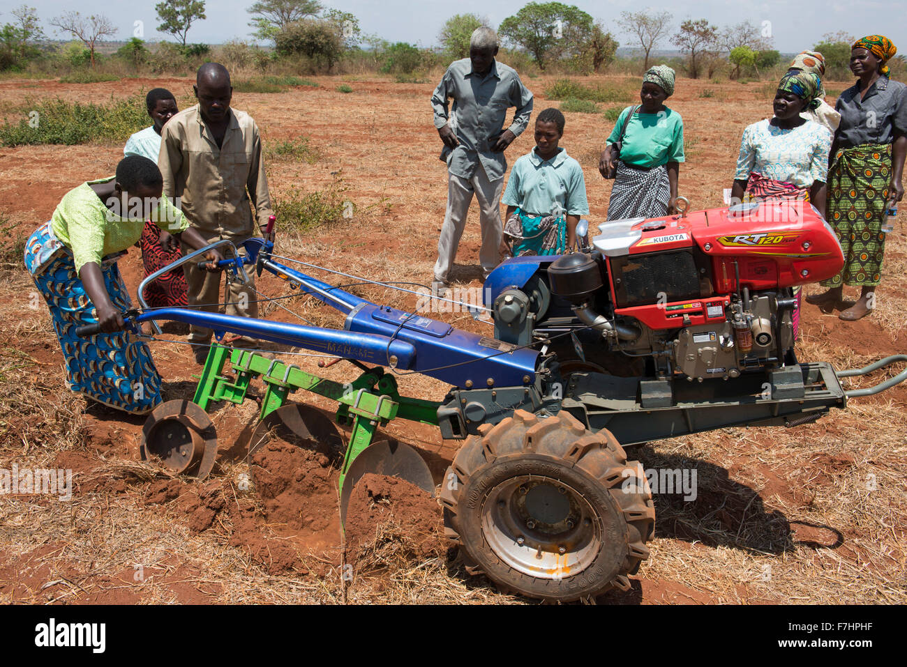 MALAWI, Lilongwe, hand tractor training for women small scale farmer ...