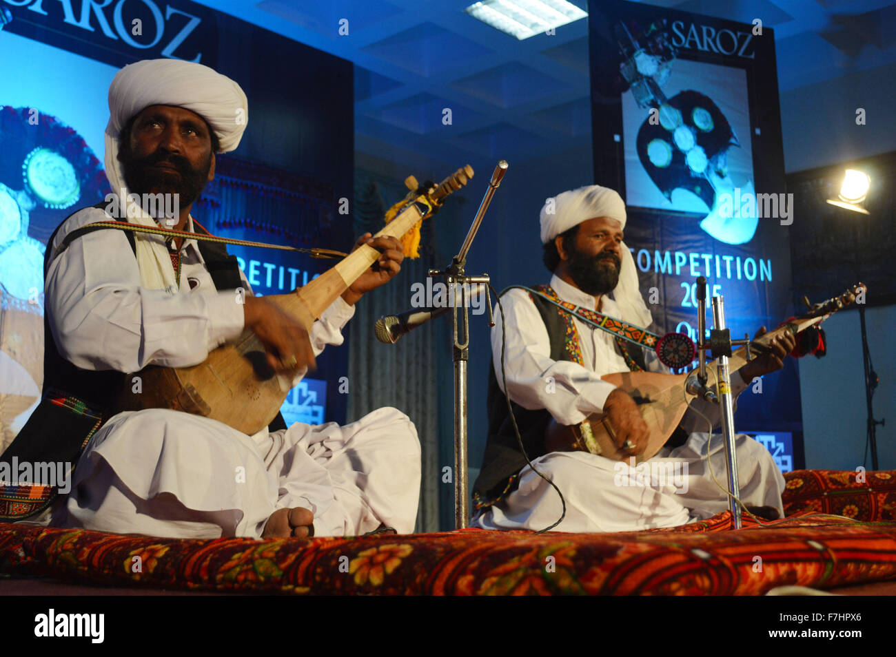(151201) -- QUETTA, Dec. 1, 2015 (Xinhua) -- People play traditional ...