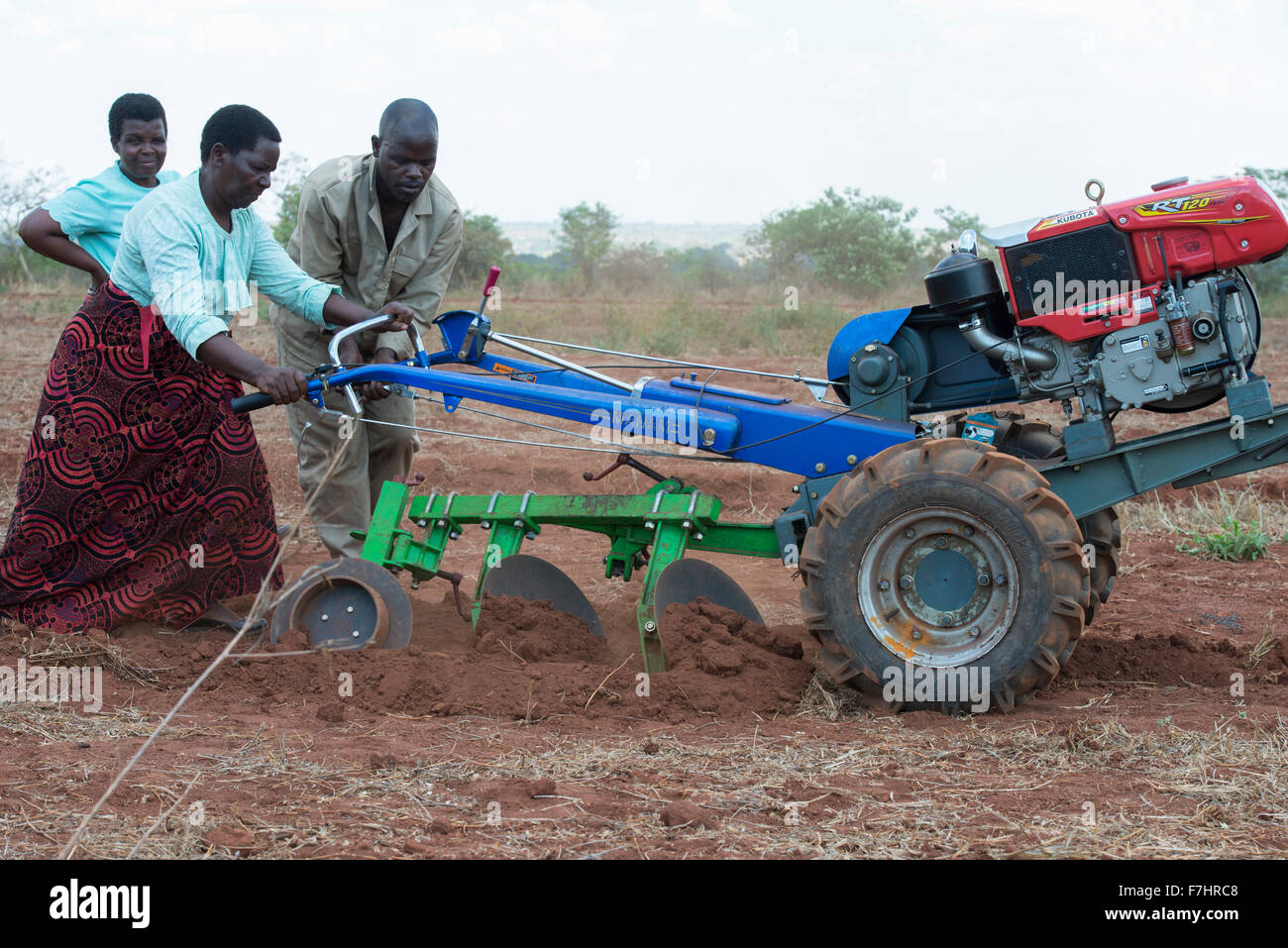 MALAWI, Lilongwe, hand tractor training for women small scale farmer ...