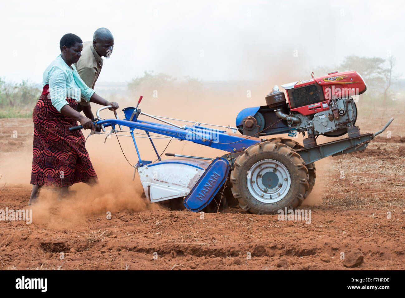 MALAWI, Lilongwe, hand tractor training for women small scale farmer ...