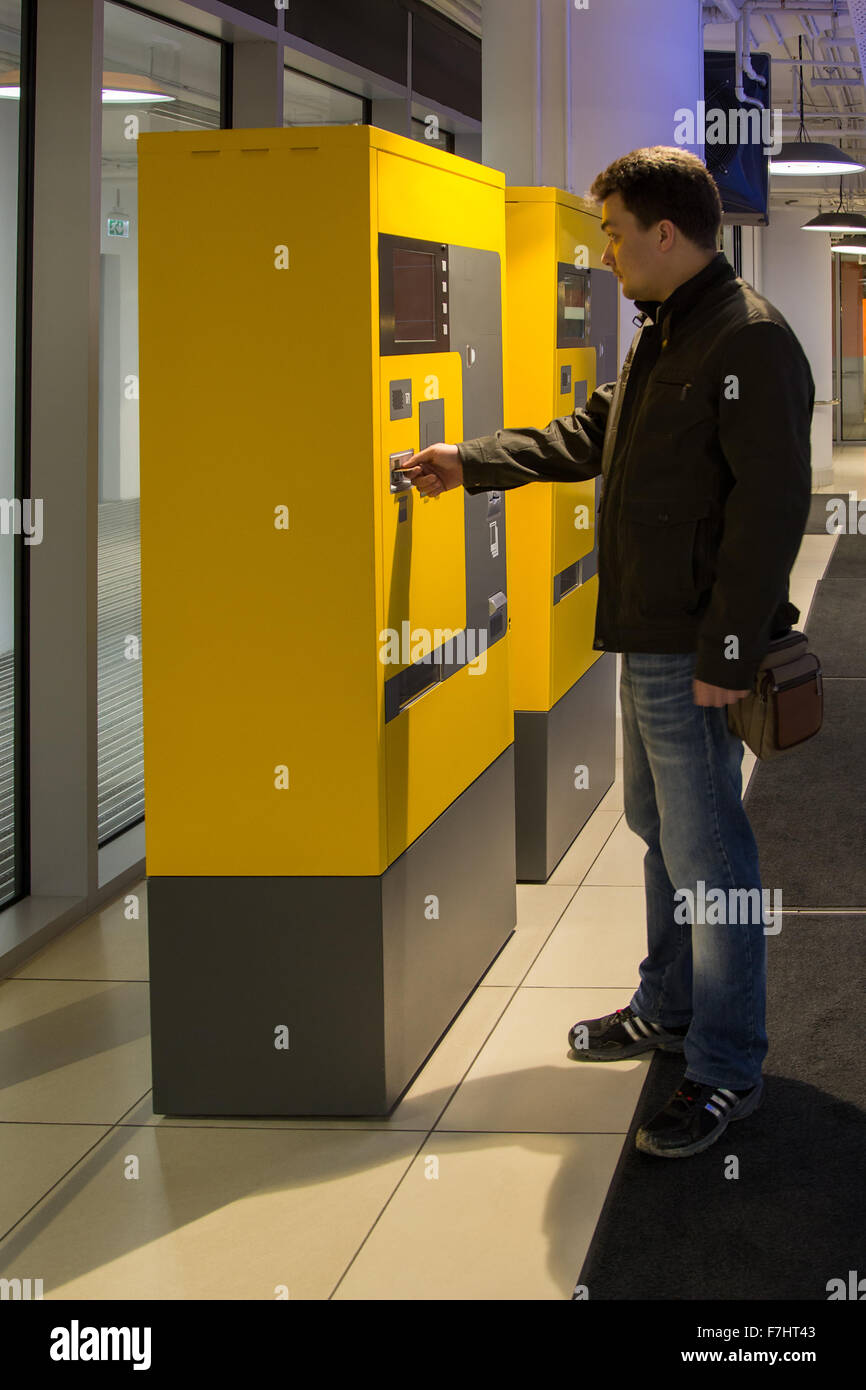 Car display in mall hi-res stock photography and images - Alamy