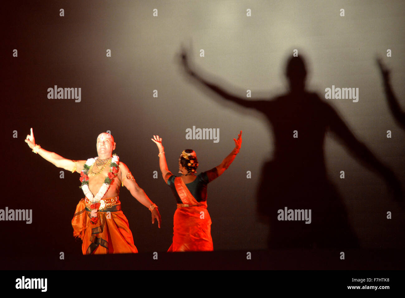 Dhaka, Bangladesh. 1st December, 2015. Indian artists Guru Raja and his ...