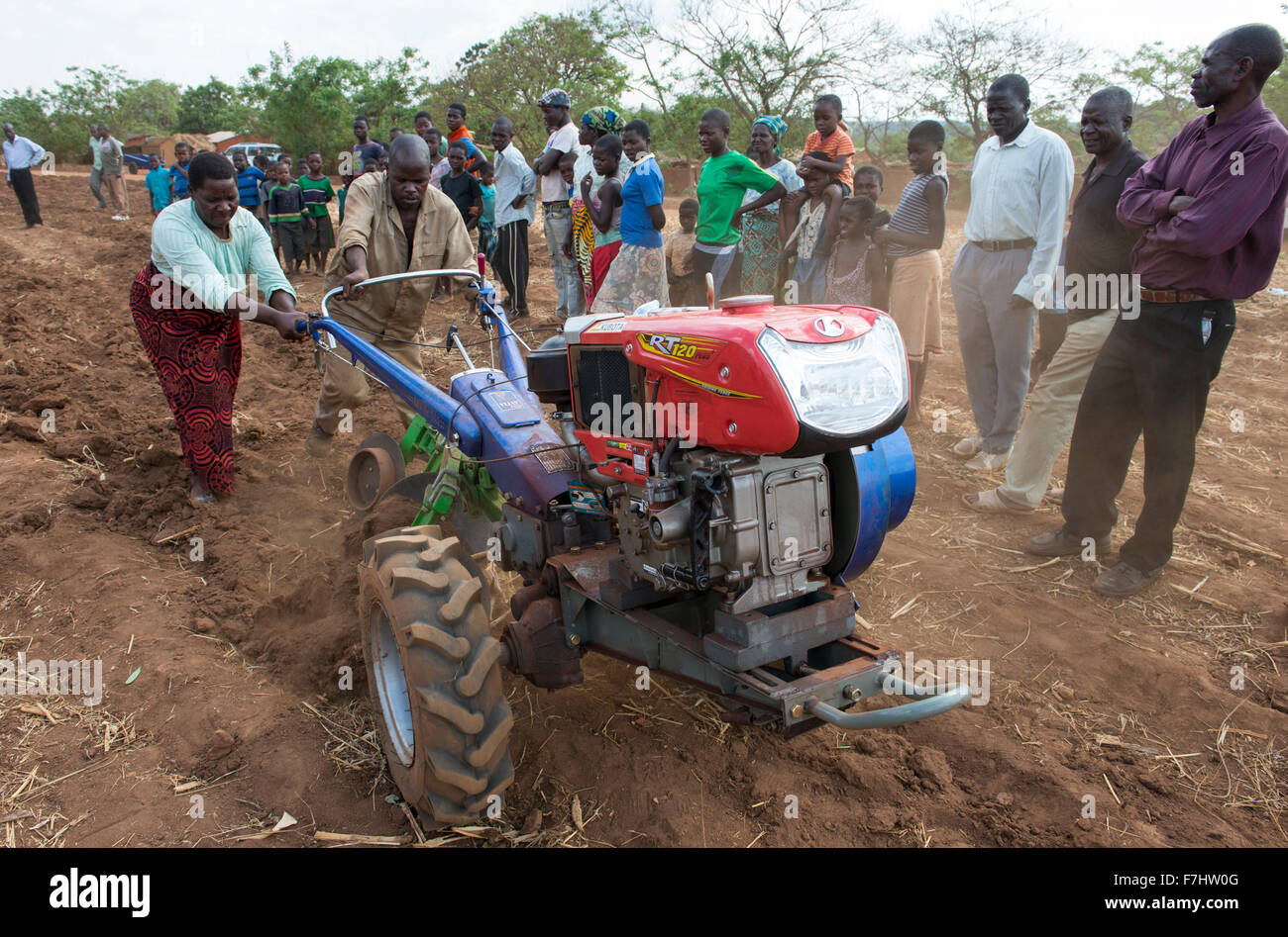 MALAWI, Lilongwe, hand tractor training for women small scale farmer ...