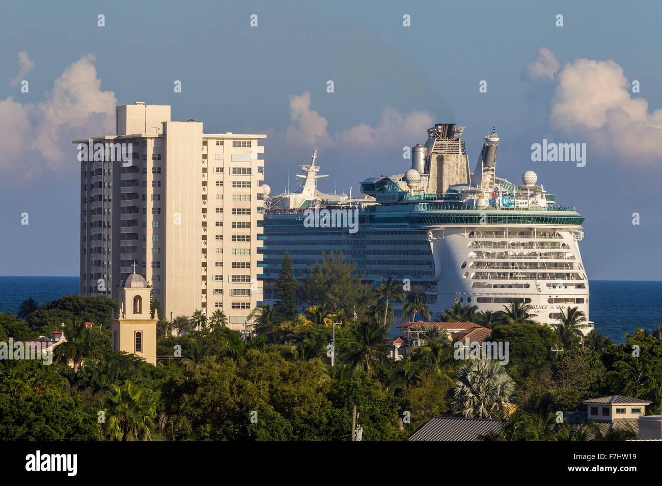 Royal Caribbeans Independence of the Seas leaving Port Everglades, Fort ... Royal Caribbeans Independence of the Seas leaving Port Everglades, Fort ...