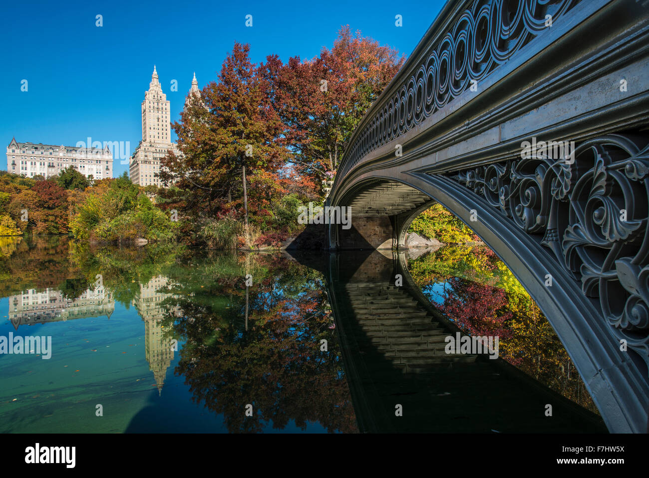 Bow Bridge reflected into the lake, Central Park, Manhattan, New York ...
