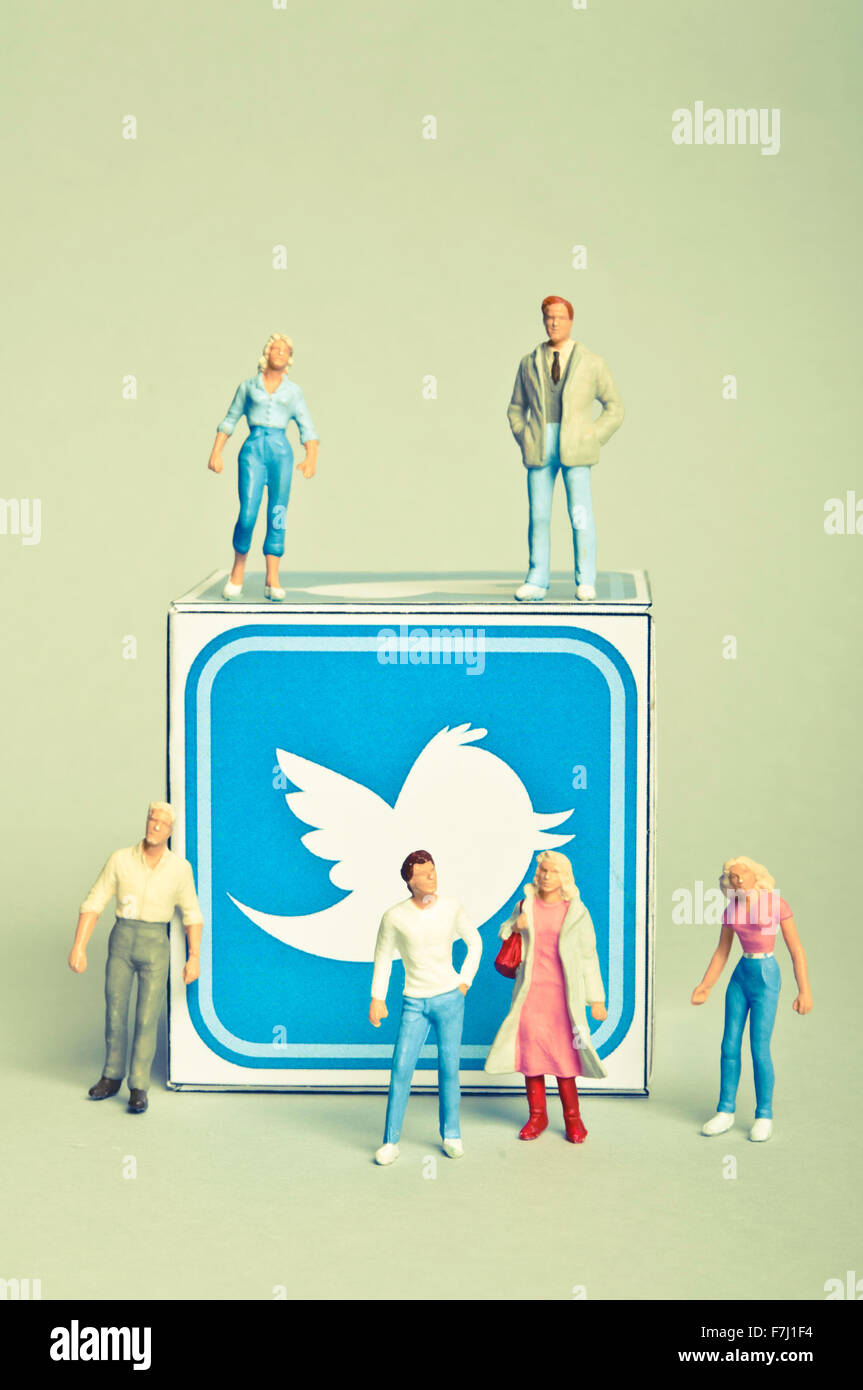 Social media connections twitter hi-res stock photography and images ...