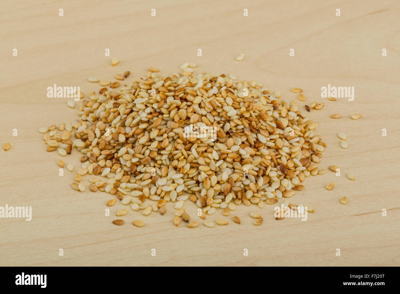 Roasted sesame seeds on the wood background Stock Photo - Alamy