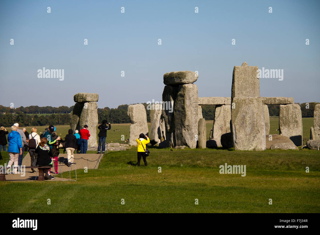 Group of people viewing Stonehenge monument Stock Photo - Alamy