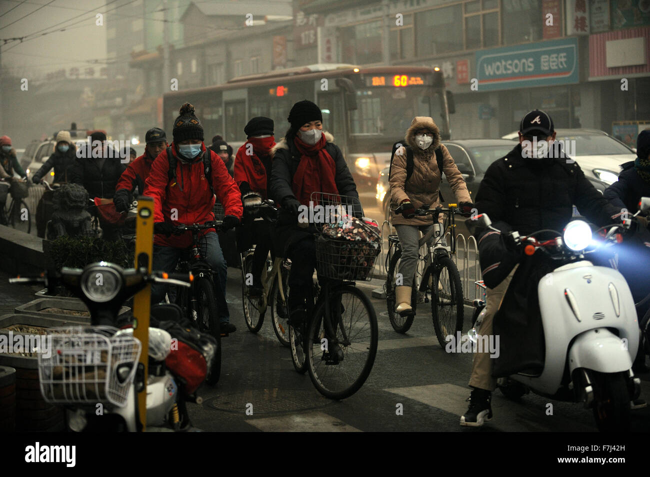 China air pollution mask hi-res stock photography and images - Alamy
