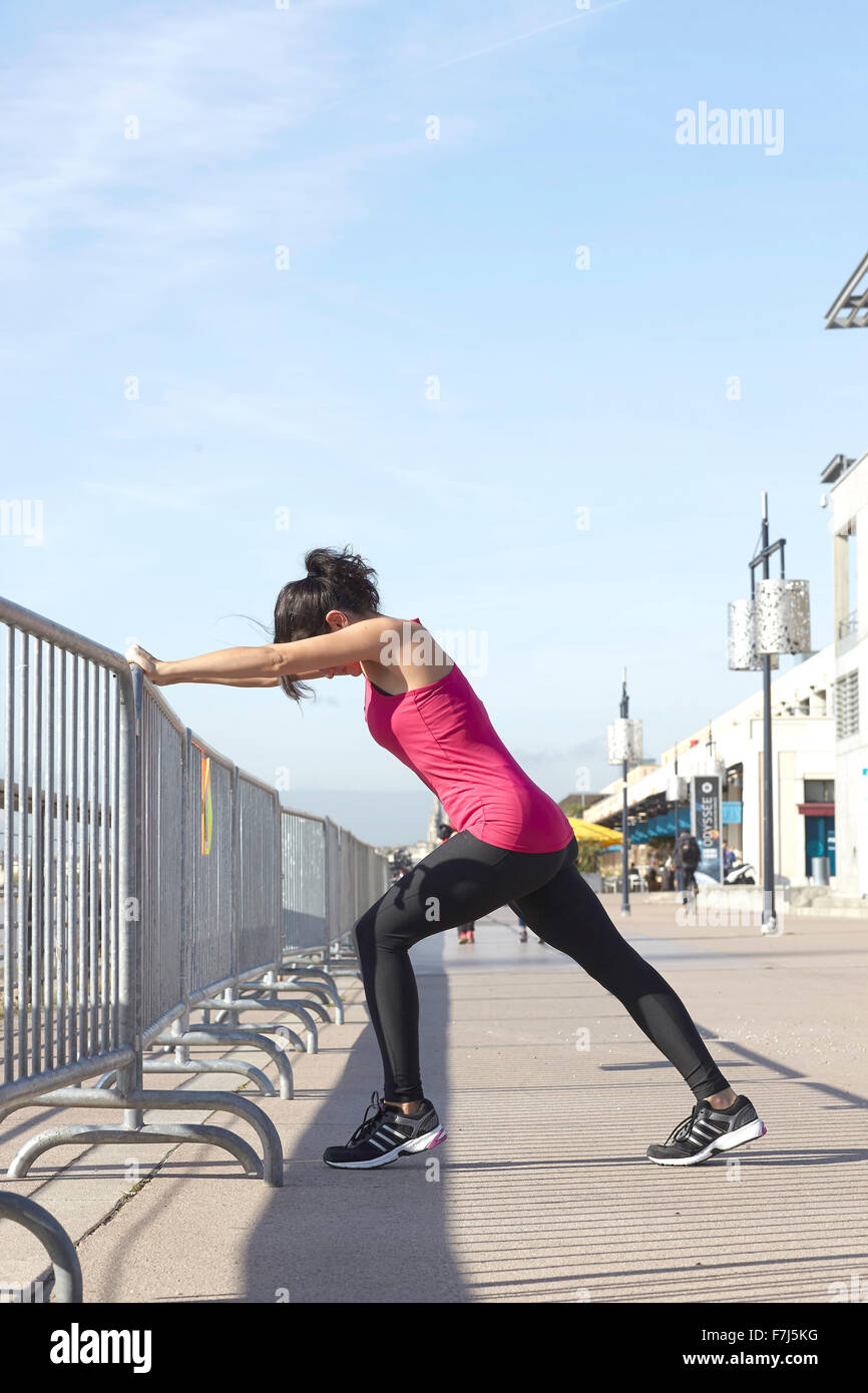 WOMAN PRACTISING SPORT Stock Photo - Alamy