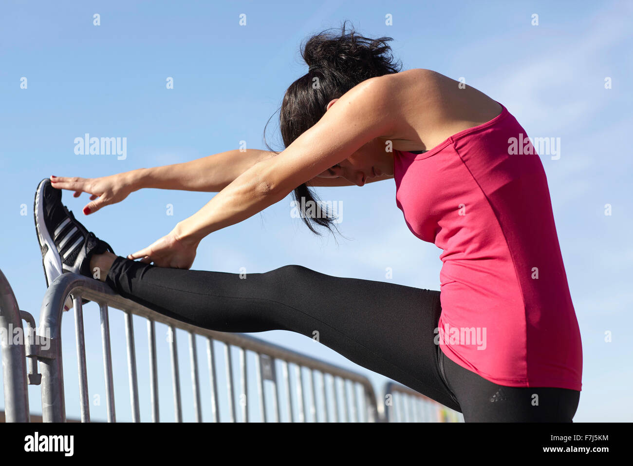 WOMAN PRACTISING SPORT Stock Photo - Alamy