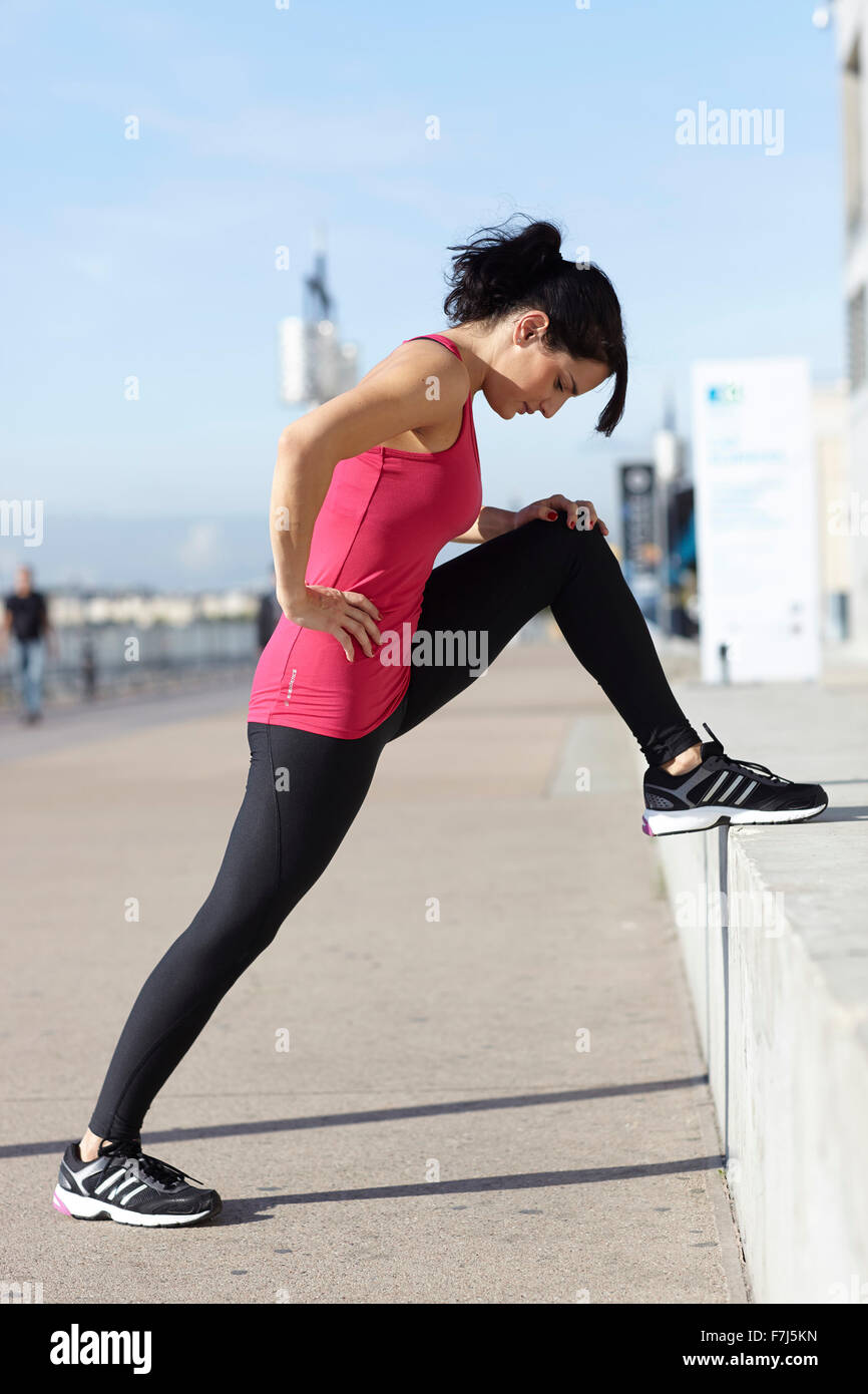 WOMAN PRACTISING SPORT Stock Photo - Alamy