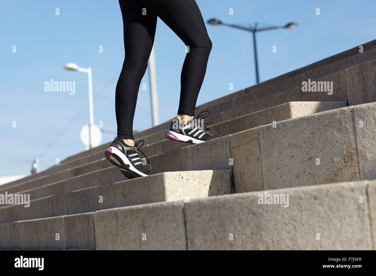 WOMAN PRACTISING SPORT Stock Photo - Alamy
