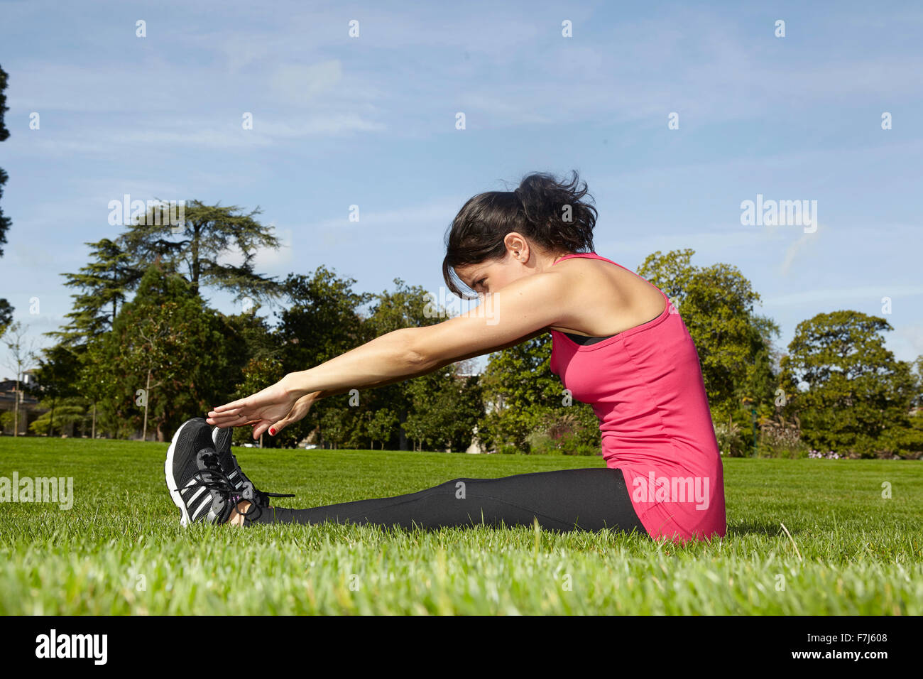 WOMAN PRACTISING SPORT Stock Photo - Alamy