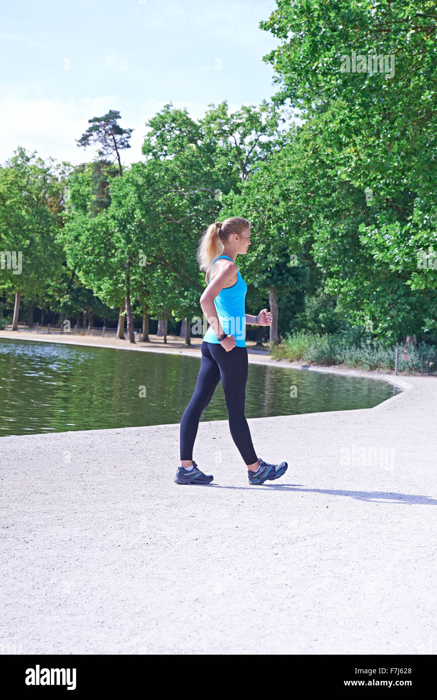 WOMAN PRACTISING SPORT Stock Photo - Alamy