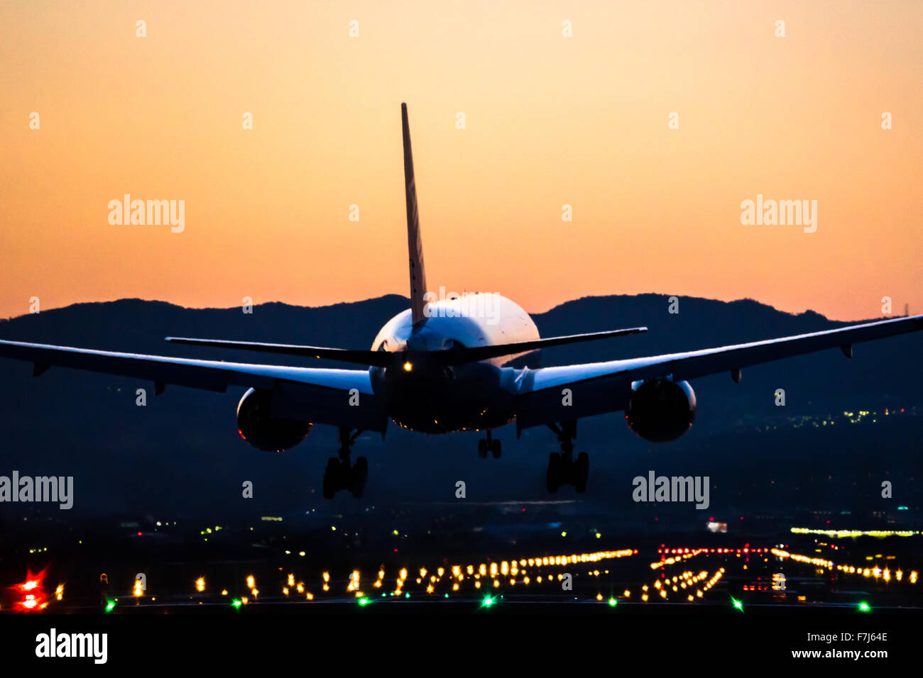 Landing strip airplane hi-res stock photography and images - Alamy