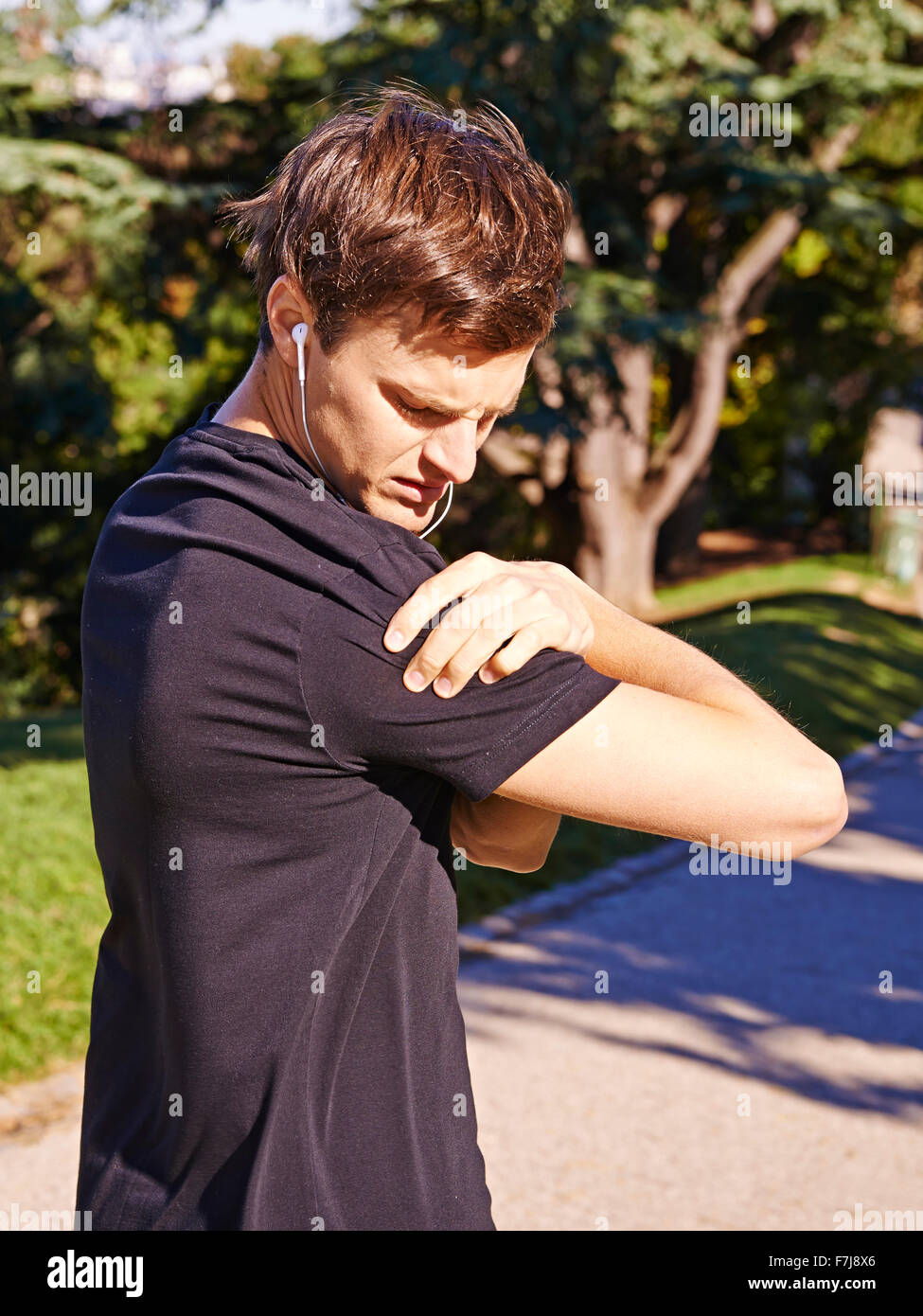 Shoulder pain athlete hi-res stock photography and images - Alamy