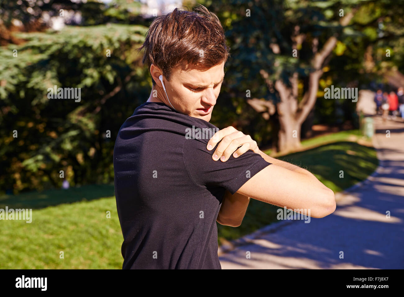 MAN WITH SHOULDER PAIN Stock Photo - Alamy