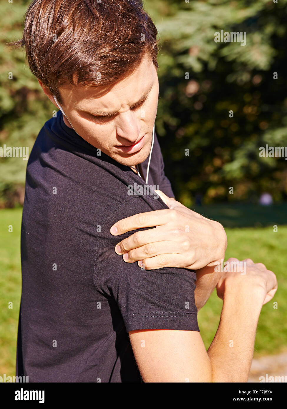 MAN WITH SHOULDER PAIN Stock Photo - Alamy