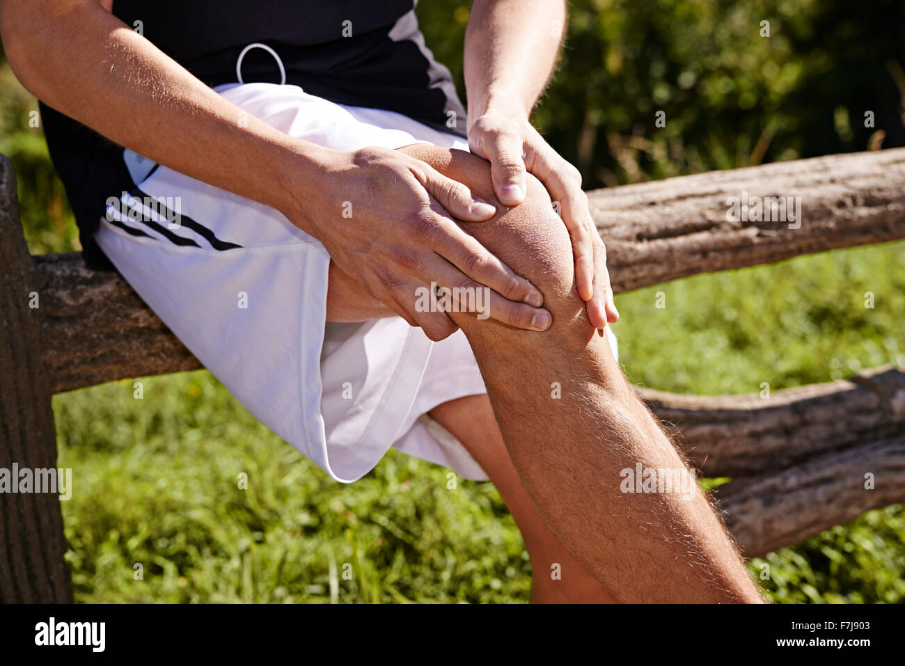 MAN WITH KNEE PAIN Stock Photo - Alamy