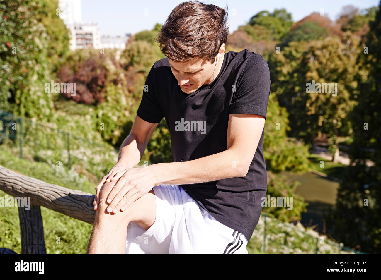 MAN WITH KNEE PAIN Stock Photo - Alamy