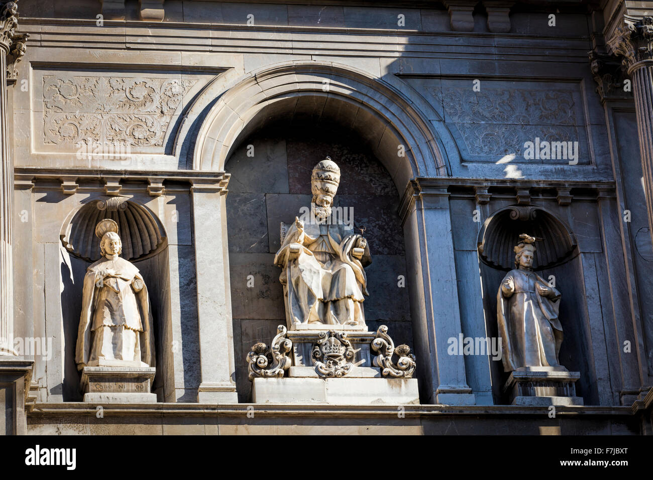 Statue in alcove on wall hi-res stock photography and images - Alamy
