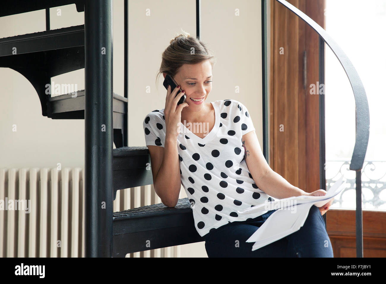 Woman uses phone document hi-res stock photography and images - Alamy