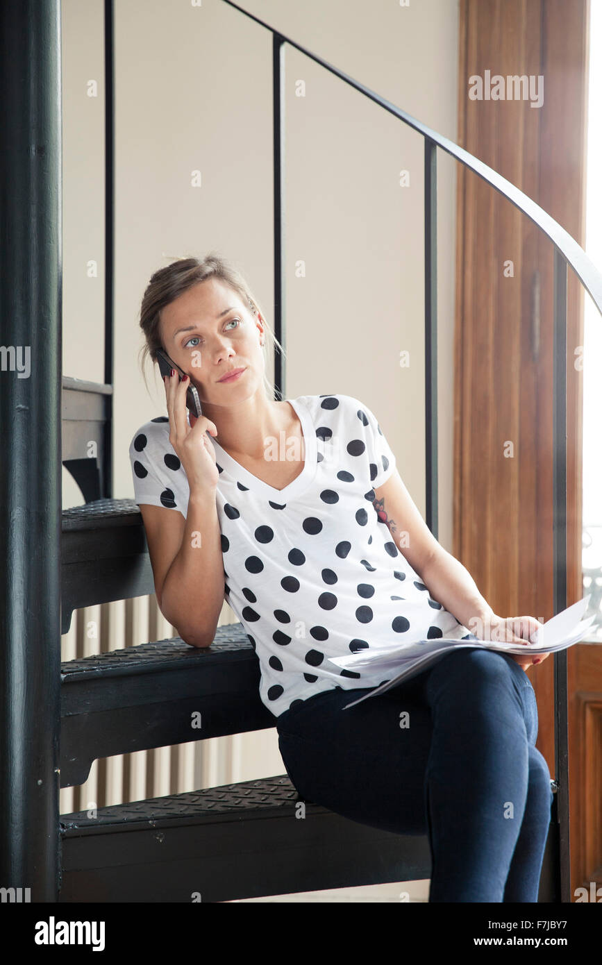 Woman uses phone document hi-res stock photography and images - Alamy