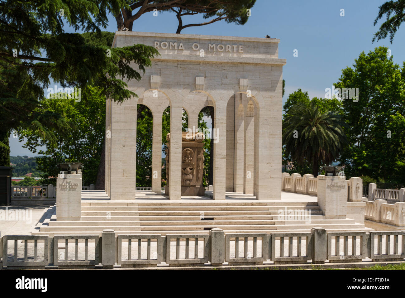 Ossuary of the fallen during the defence of Rome , Italy Stock Photo ...