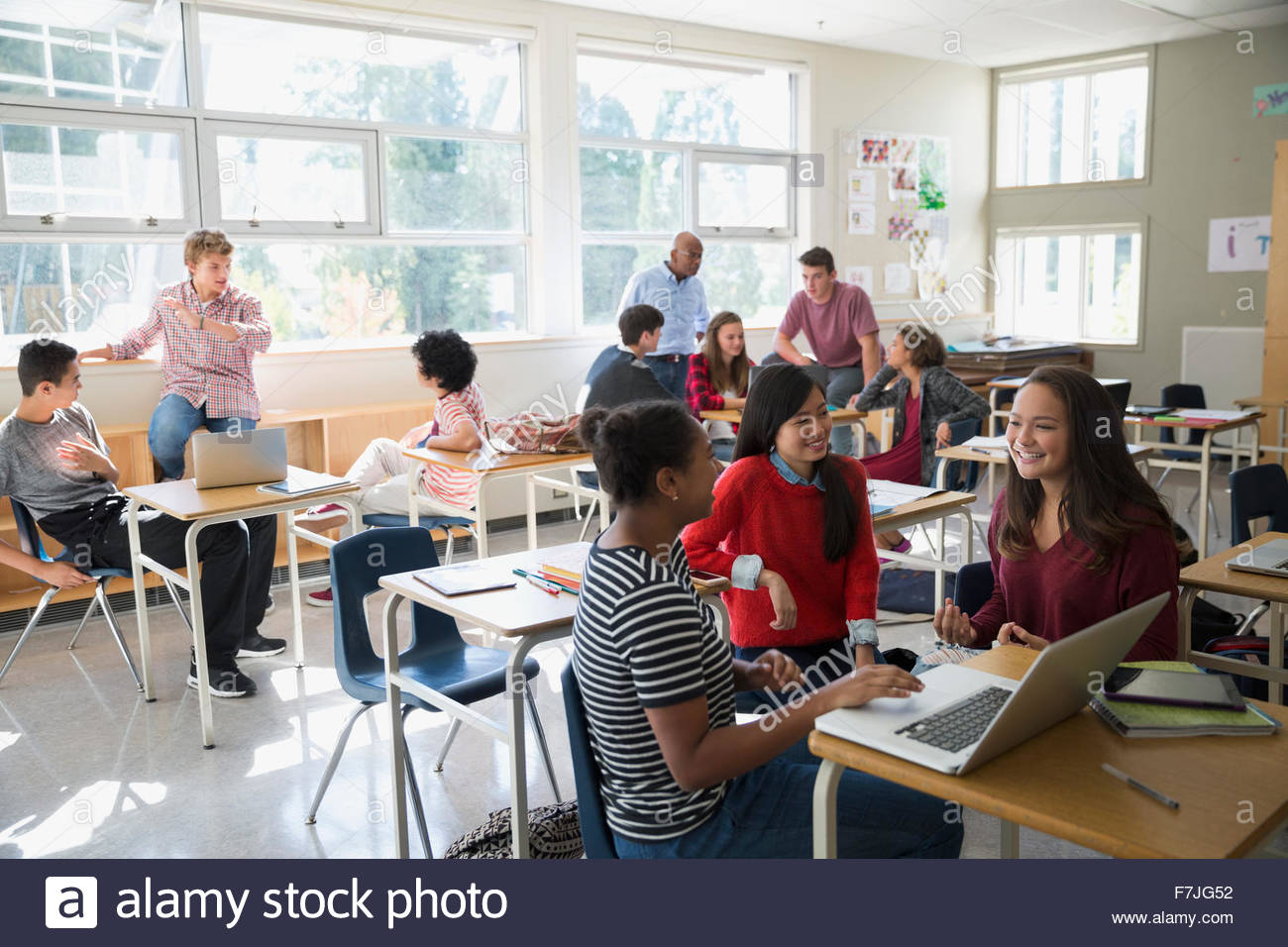 Study groups classroom hi-res stock photography and images - Alamy