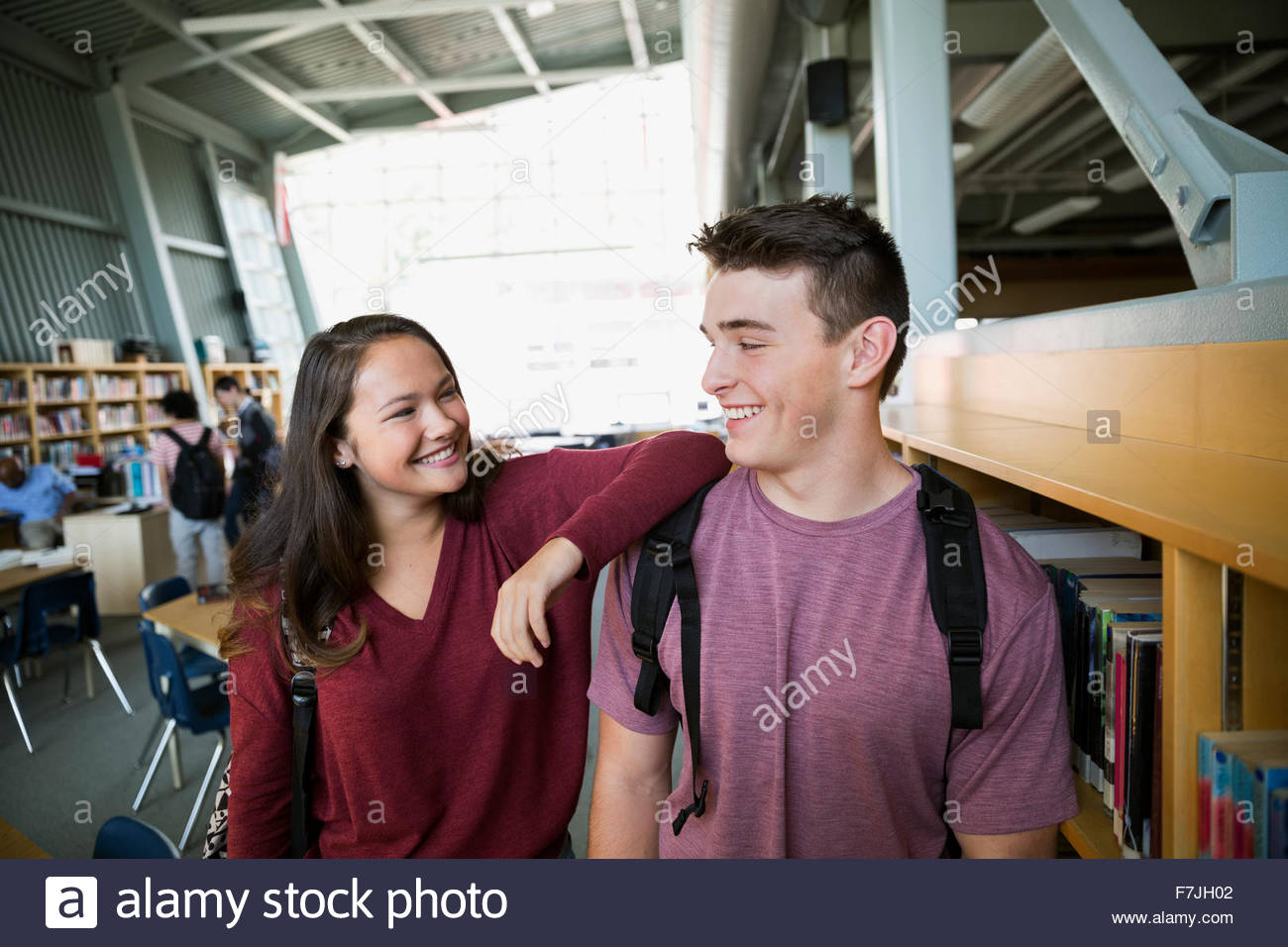 Happy students 15 17 hi-res stock photography and images - Alamy