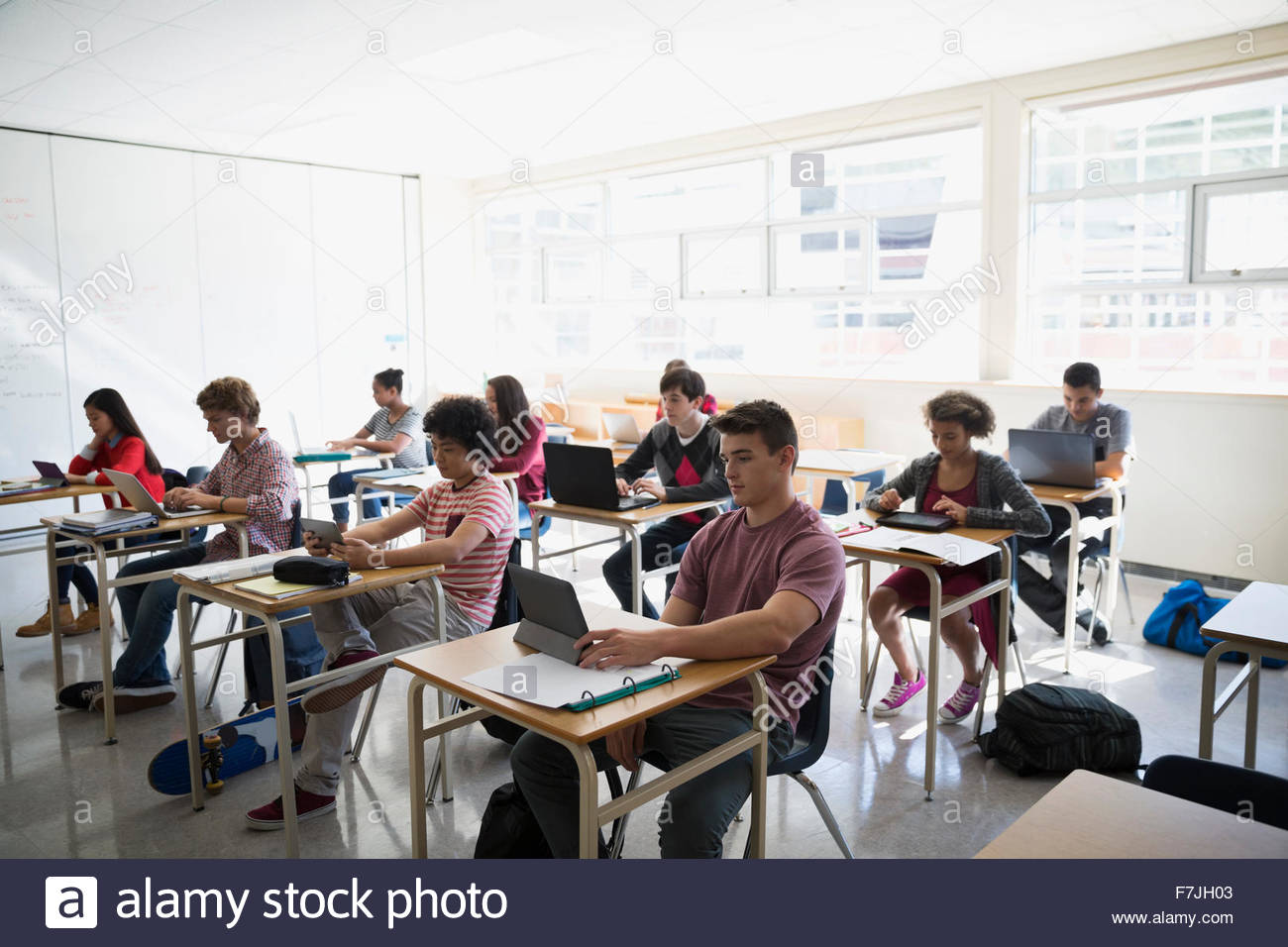 Students using tablets classroom hi-res stock photography and images ...