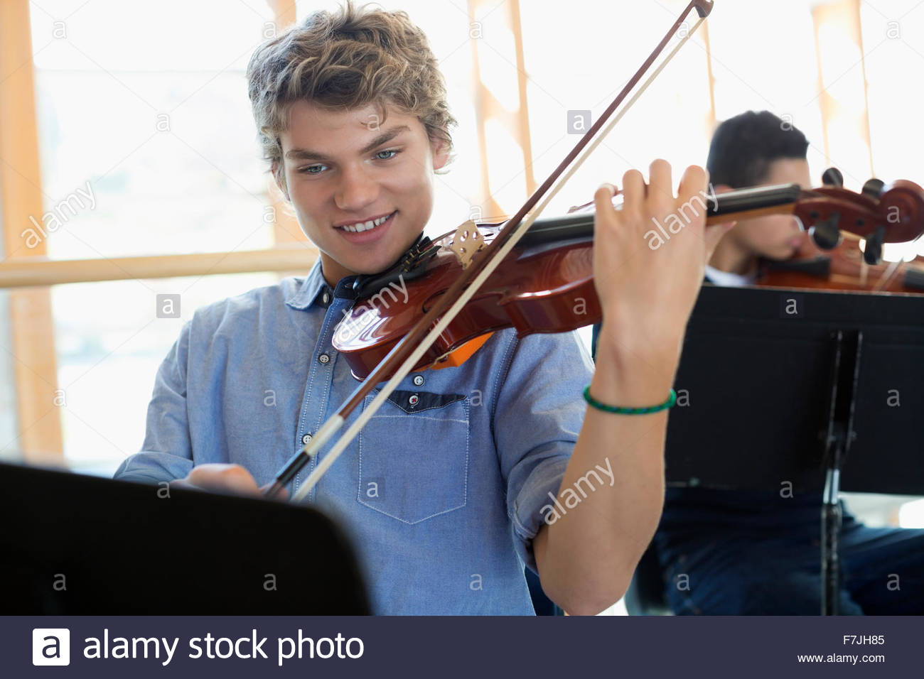 Playing violin hi-res stock photography and images - Alamy