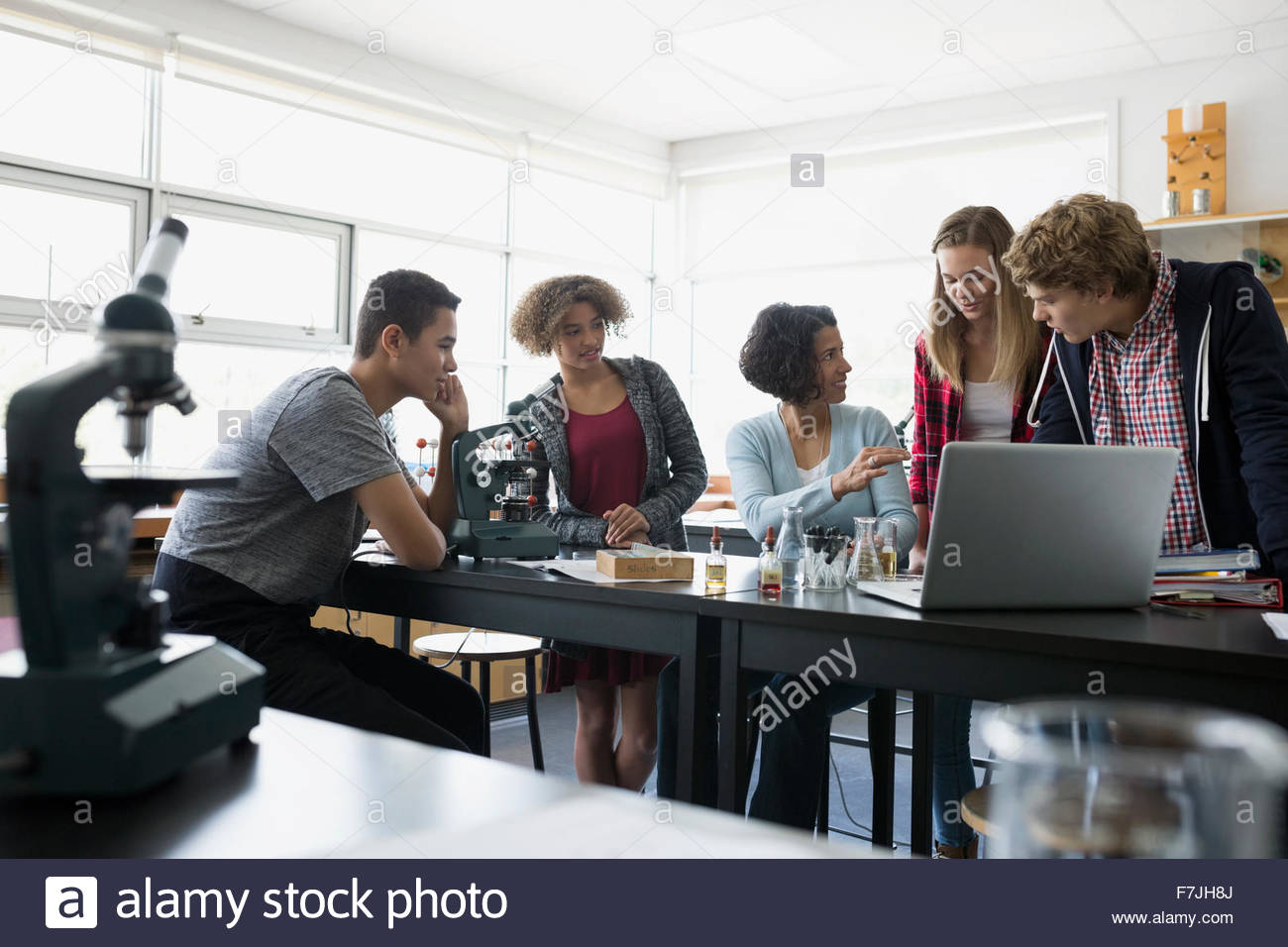High school students science lab hi-res stock photography and images ...