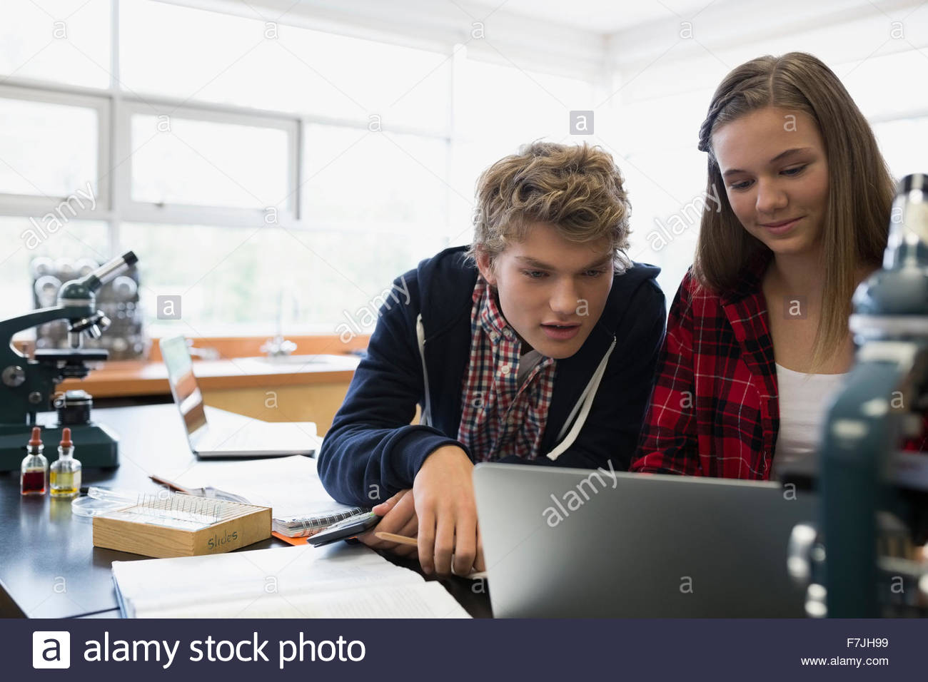 School science lab girls hi-res stock photography and images - Alamy