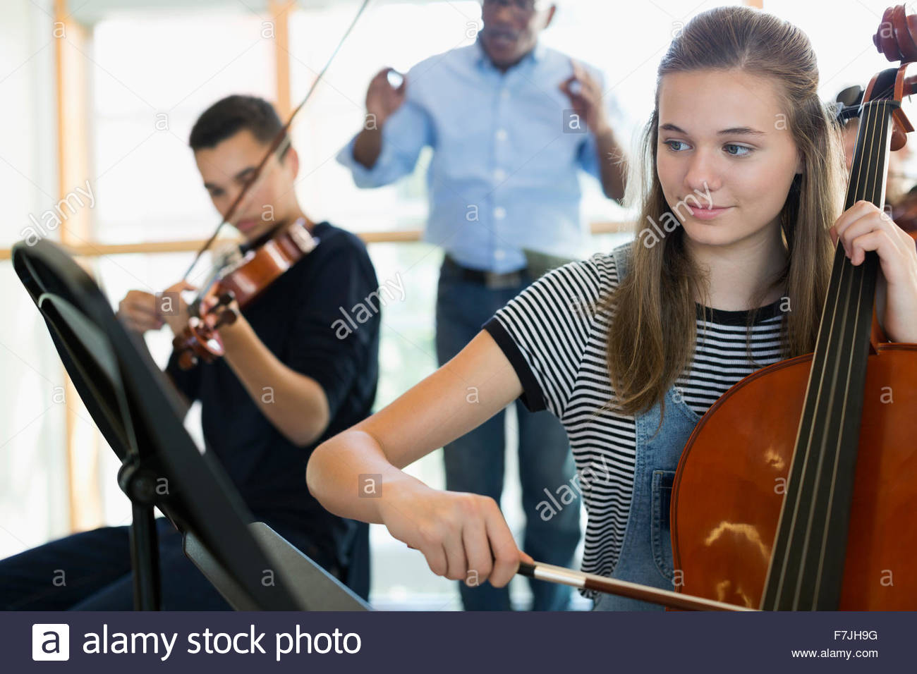 Man playing cello hi-res stock photography and images - Alamy