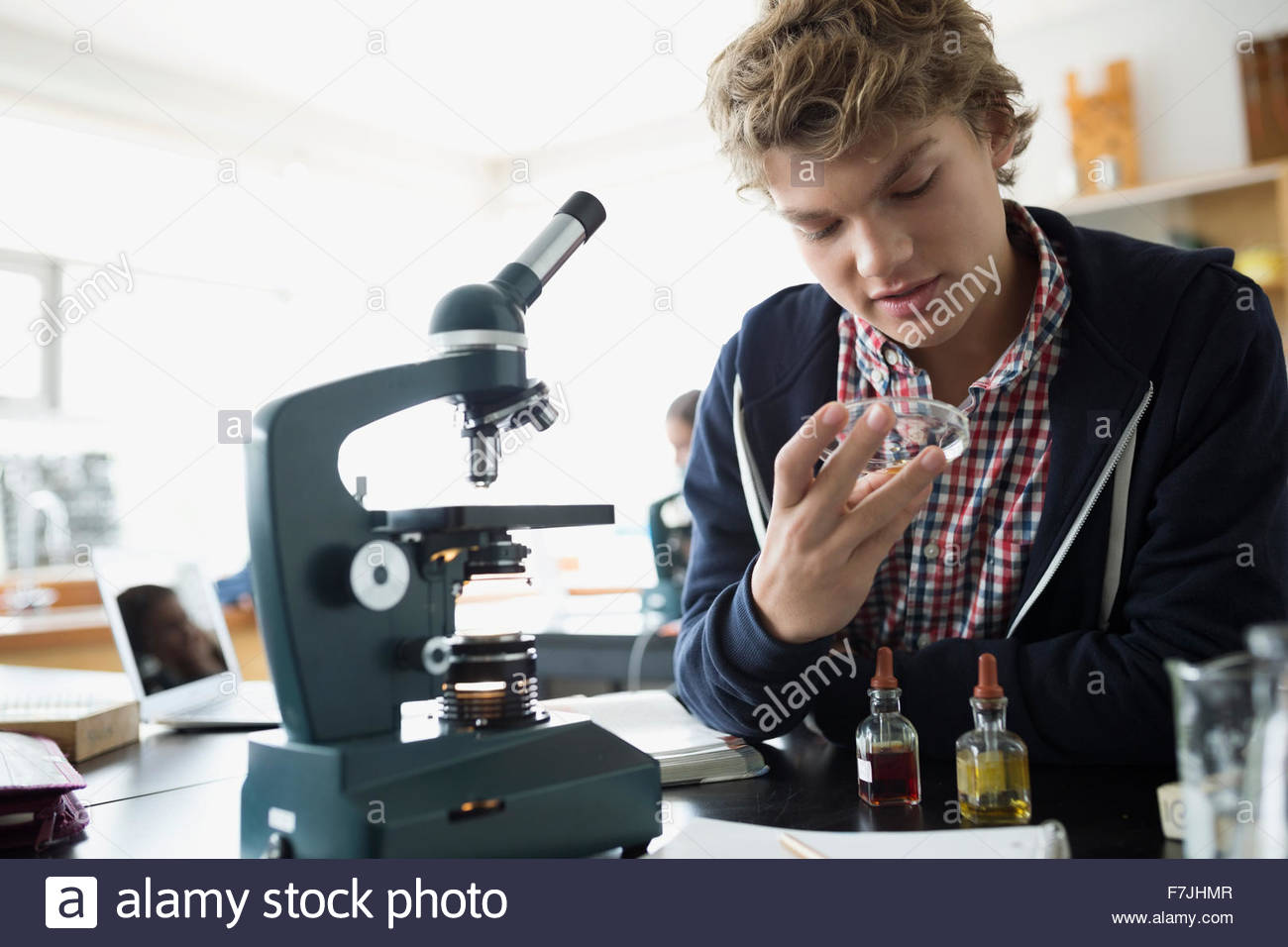 School microscope hi-res stock photography and images - Alamy