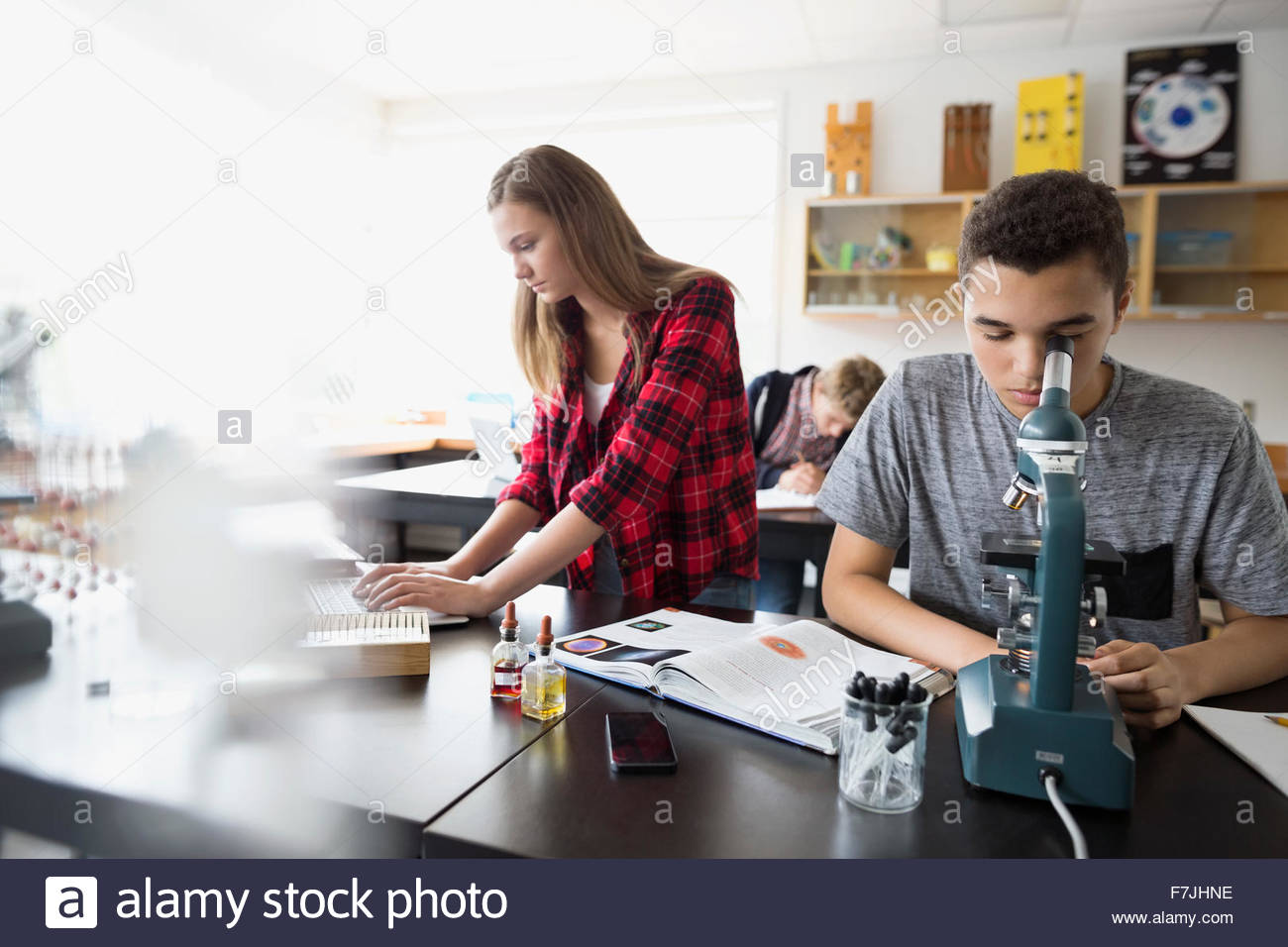 High school science class lab hi-res stock photography and images - Alamy
