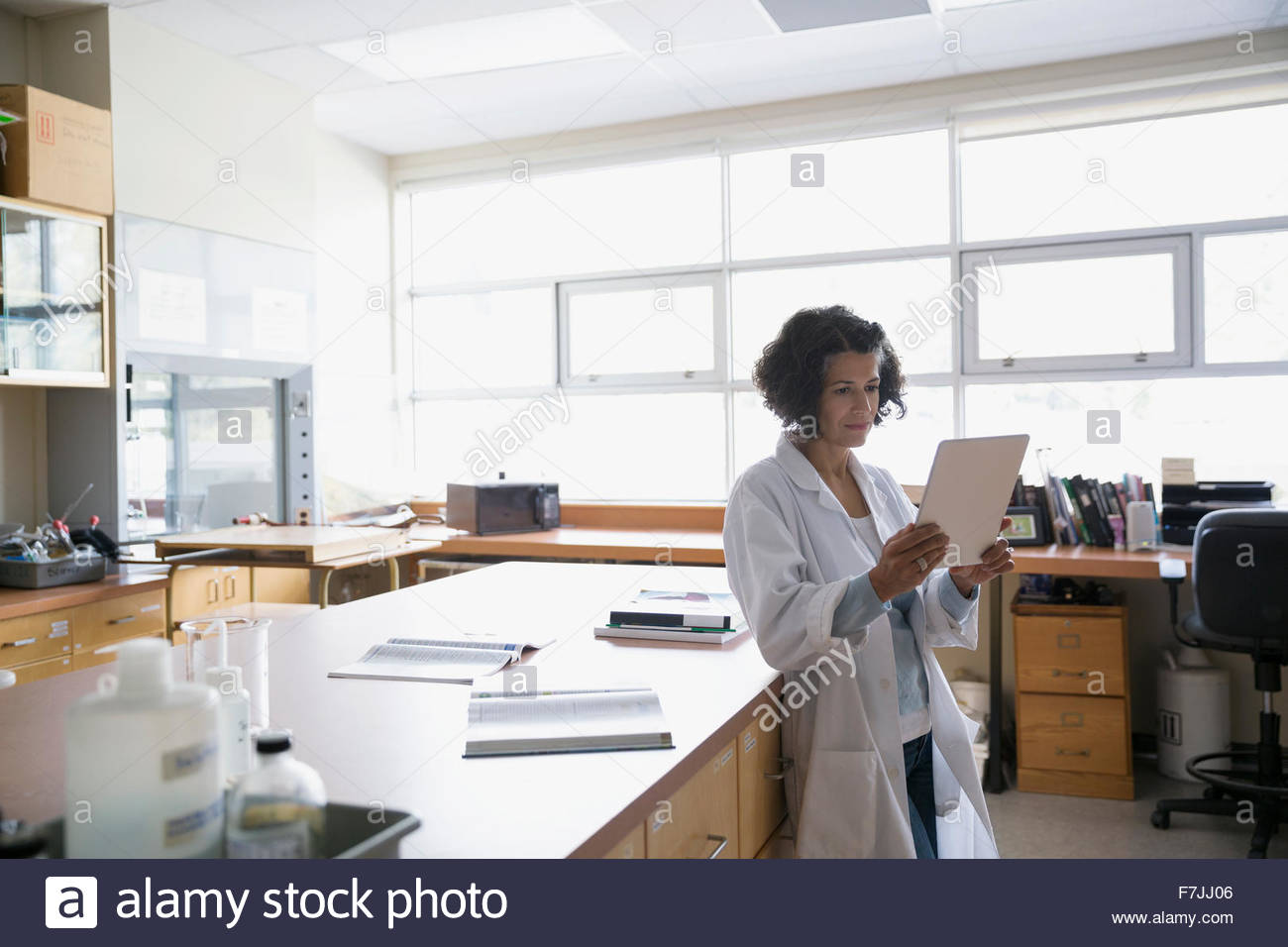 Classroom science lab hi-res stock photography and images - Alamy