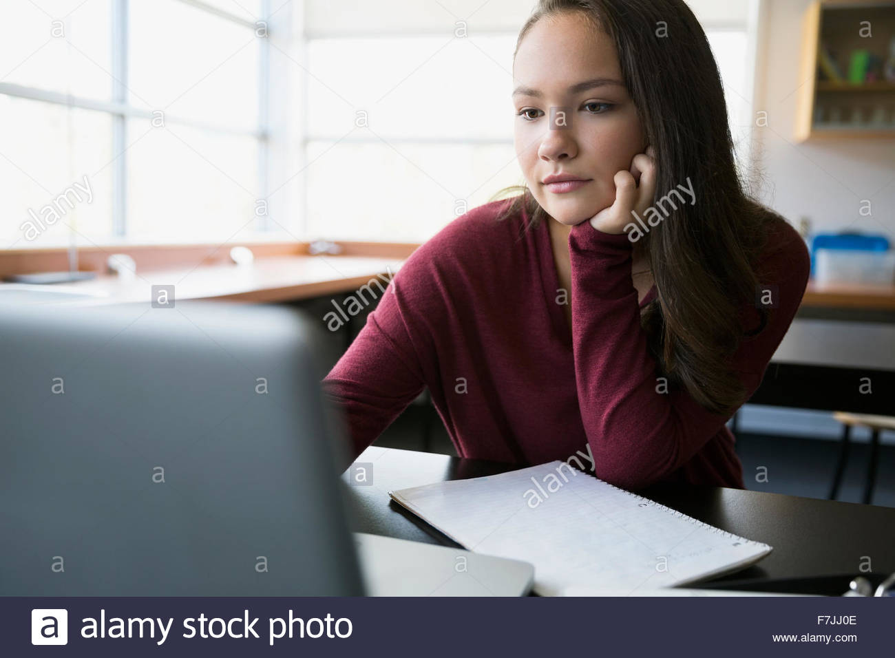 High school girls in classroom hi-res stock photography and images - Alamy