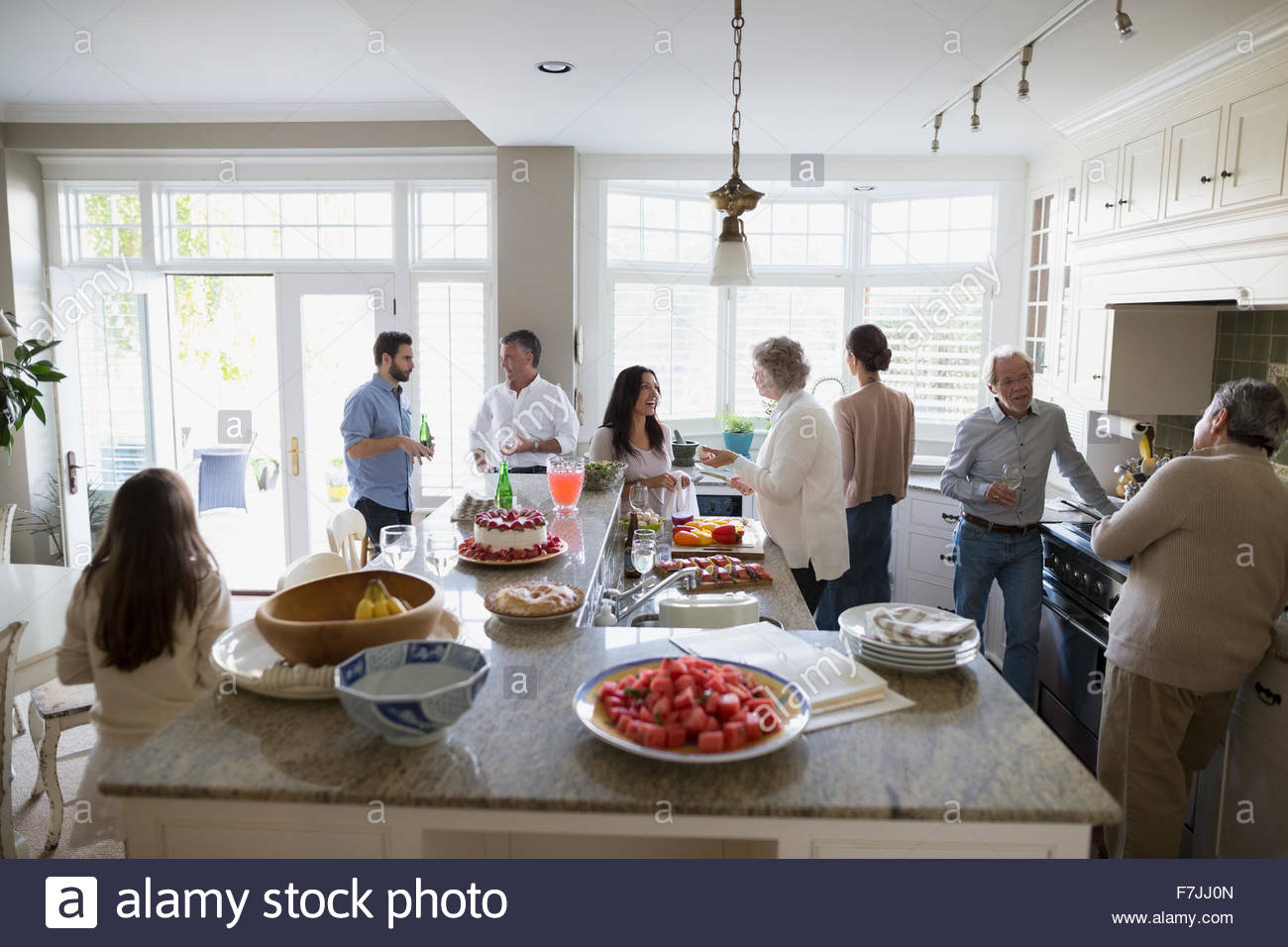 Family gathering in kitchen hi-res stock photography and images - Alamy