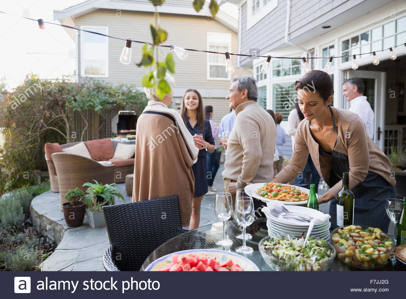 Placing food on the table hi-res stock photography and images - Alamy