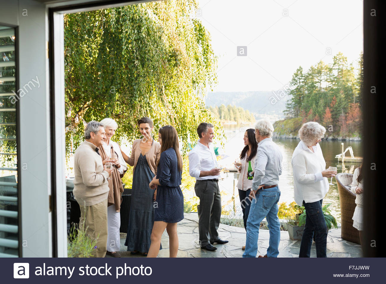 Group socializing hi-res stock photography and images - Alamy