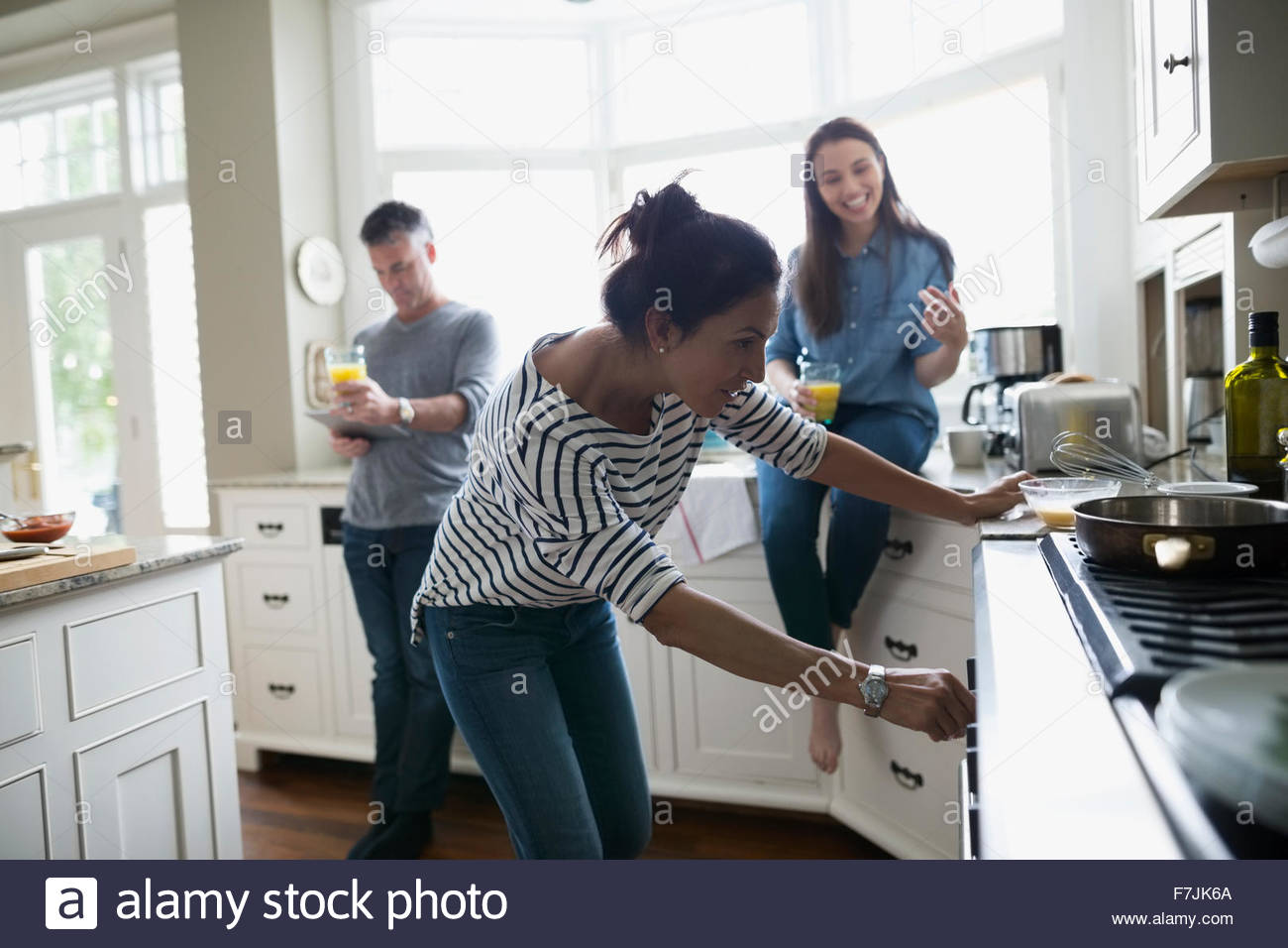 Cooking family hi-res stock photography and images - Alamy