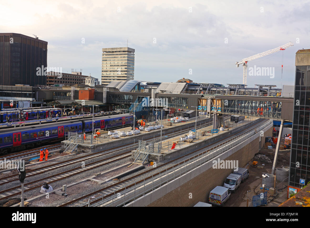 London train track side view hi-res stock photography and images - Alamy